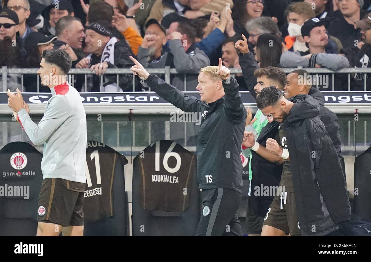 Hamburg, Germany. 14th Oct, 2022. Soccer: 2nd Bundesliga, Matchday 12 ...