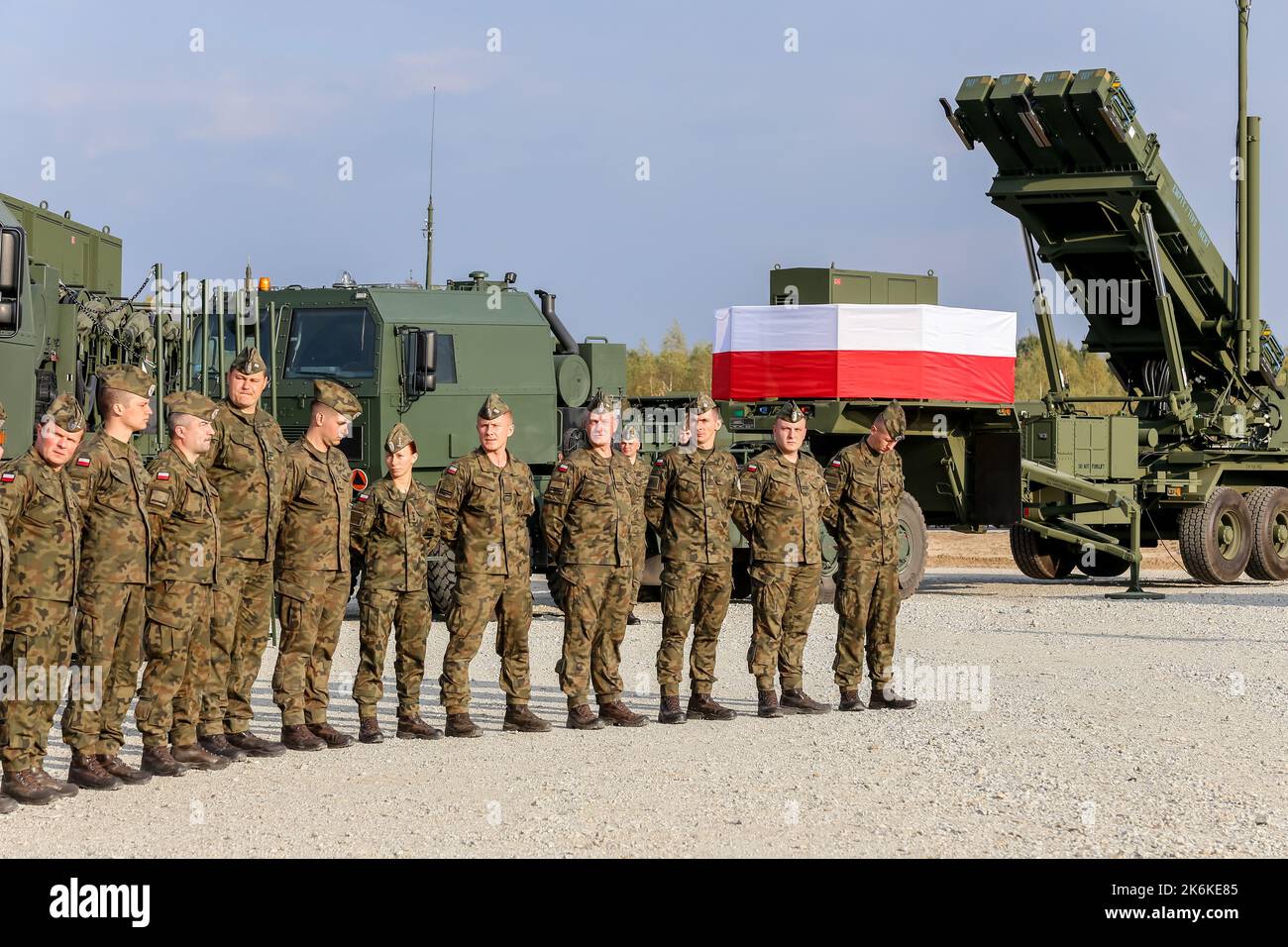 Torun, Poland. 14th Oct, 2022. Army servicemen stand near an anti ...