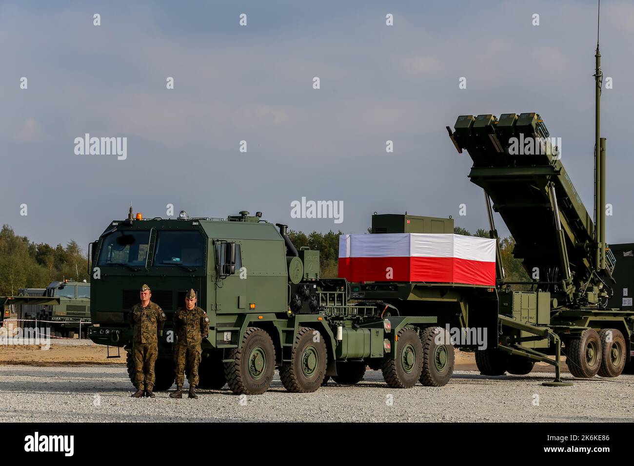 Torun, Poland. 14th Oct, 2022. Army servicemen stand near an anti ...