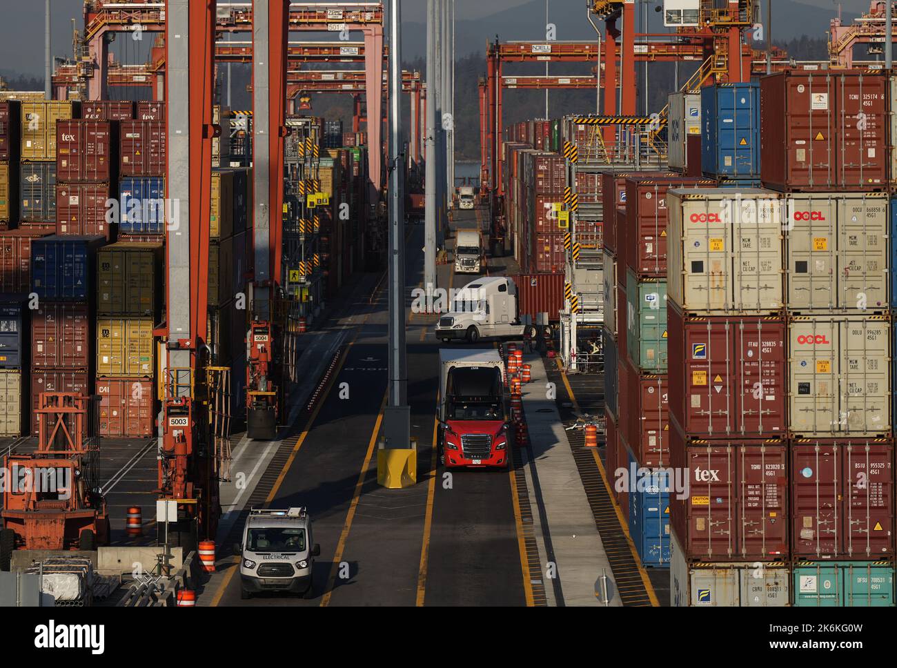 Canada. 14th Oct, 2022. Cargo containers are moved by trucks at the ...