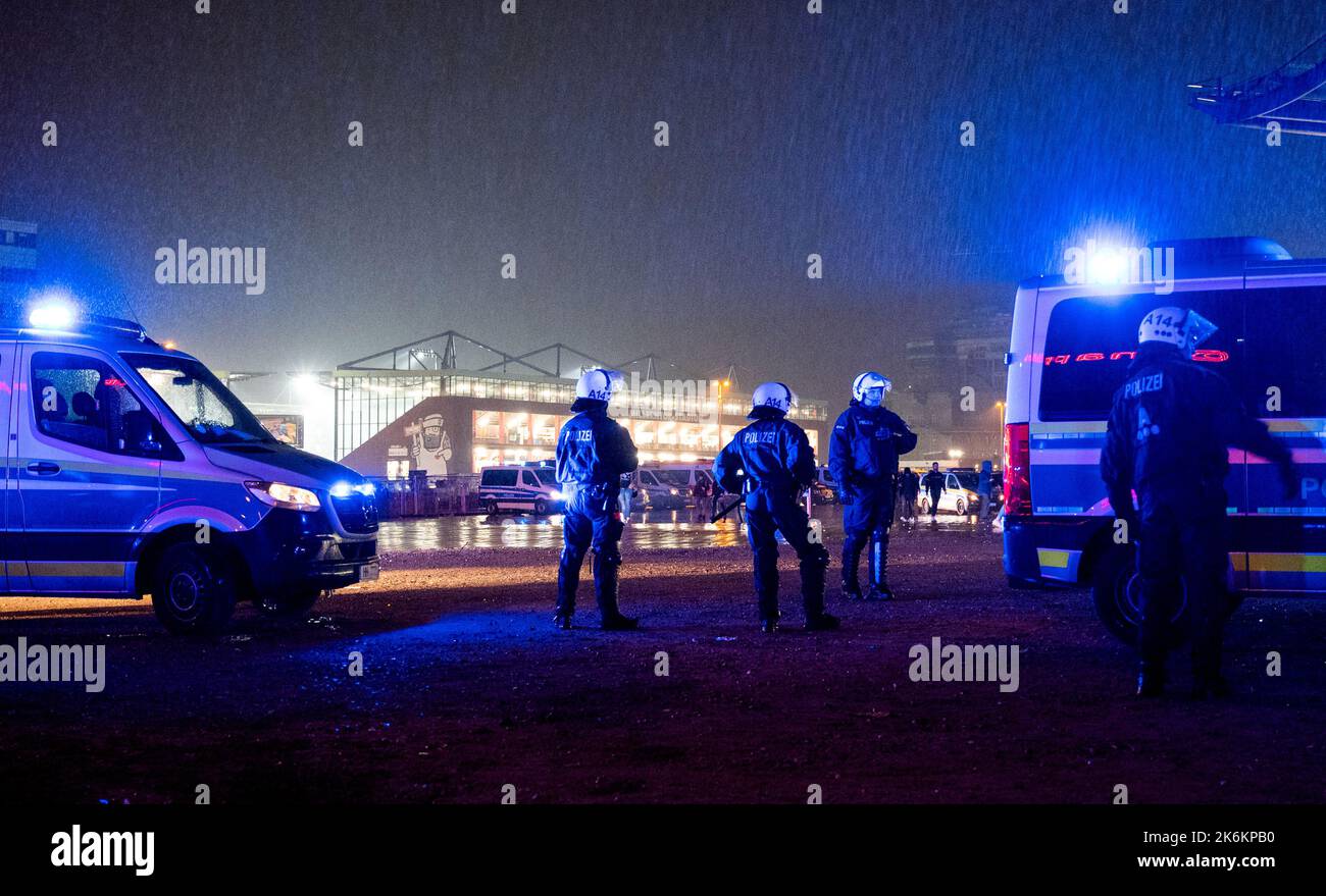 Hamburg, Germany. 14th Oct, 2022. Soccer, 2.Bundesliga, Matchday 12: FC ...