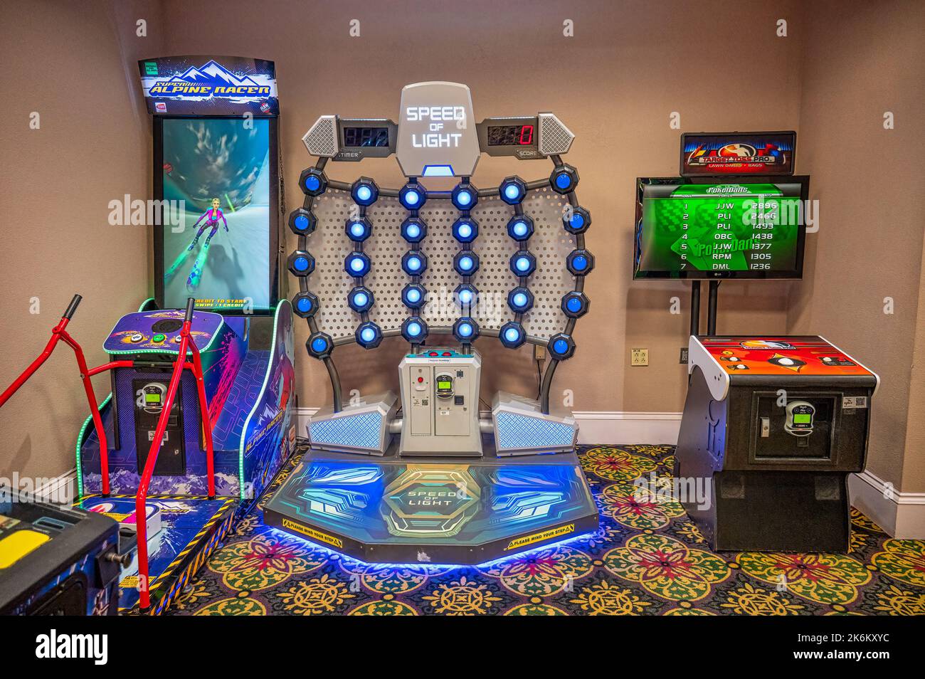 OrLANDO, UNITED STATES, 22ND SEPTERBER 2022: Various games machines in ...