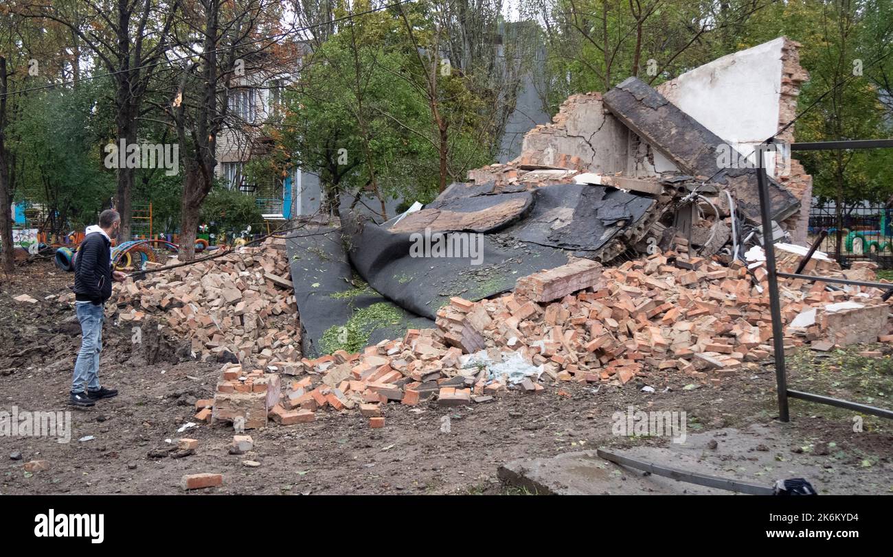 Man looks building damaged hi-res stock photography and images - Alamy