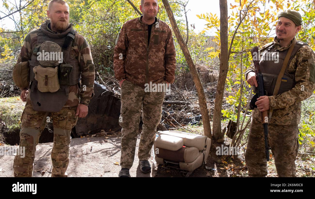 Ukrainian military wait in a position near the frontline Stock Photo ...