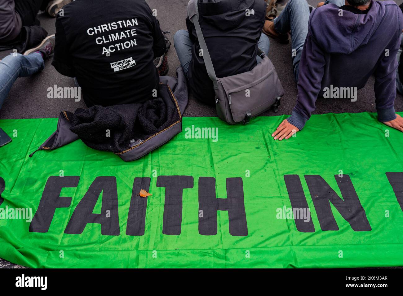 Extinction Rebellion protests, Central London, October 2022 Stock Photo ...