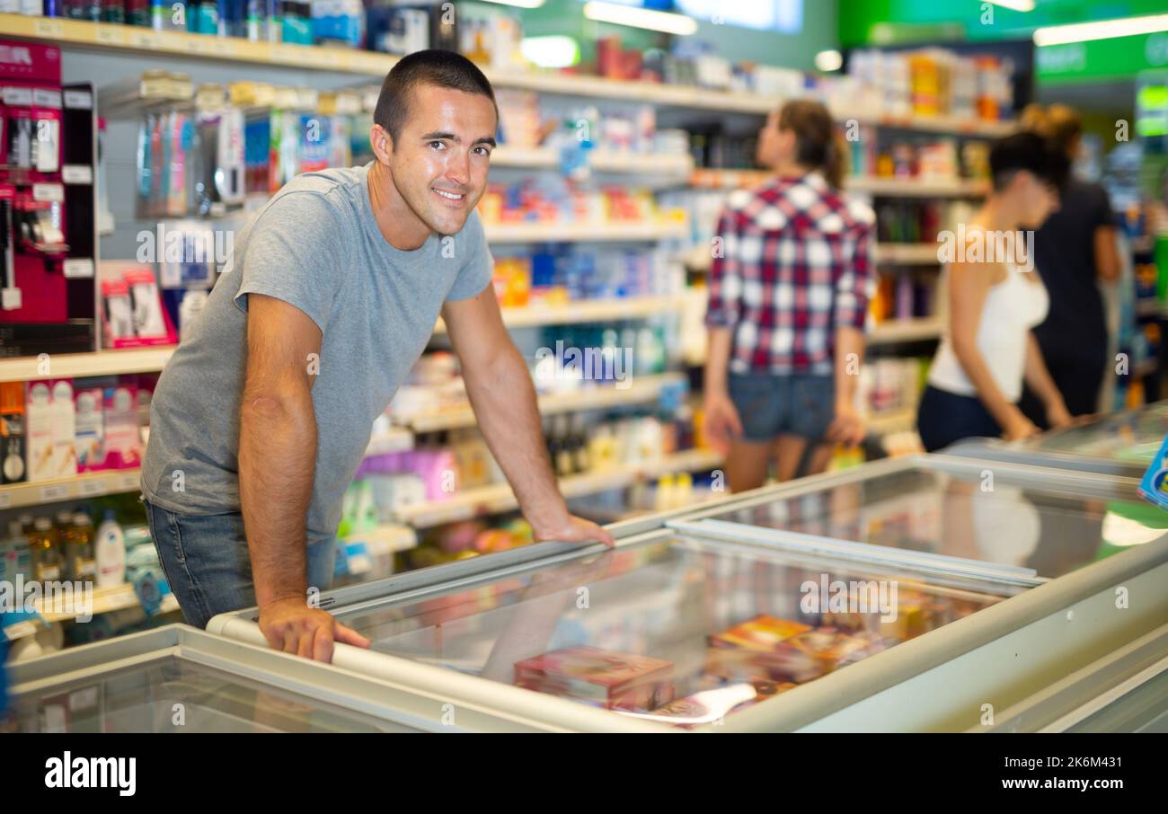 Supermarket freezer man hi-res stock photography and images - Alamy