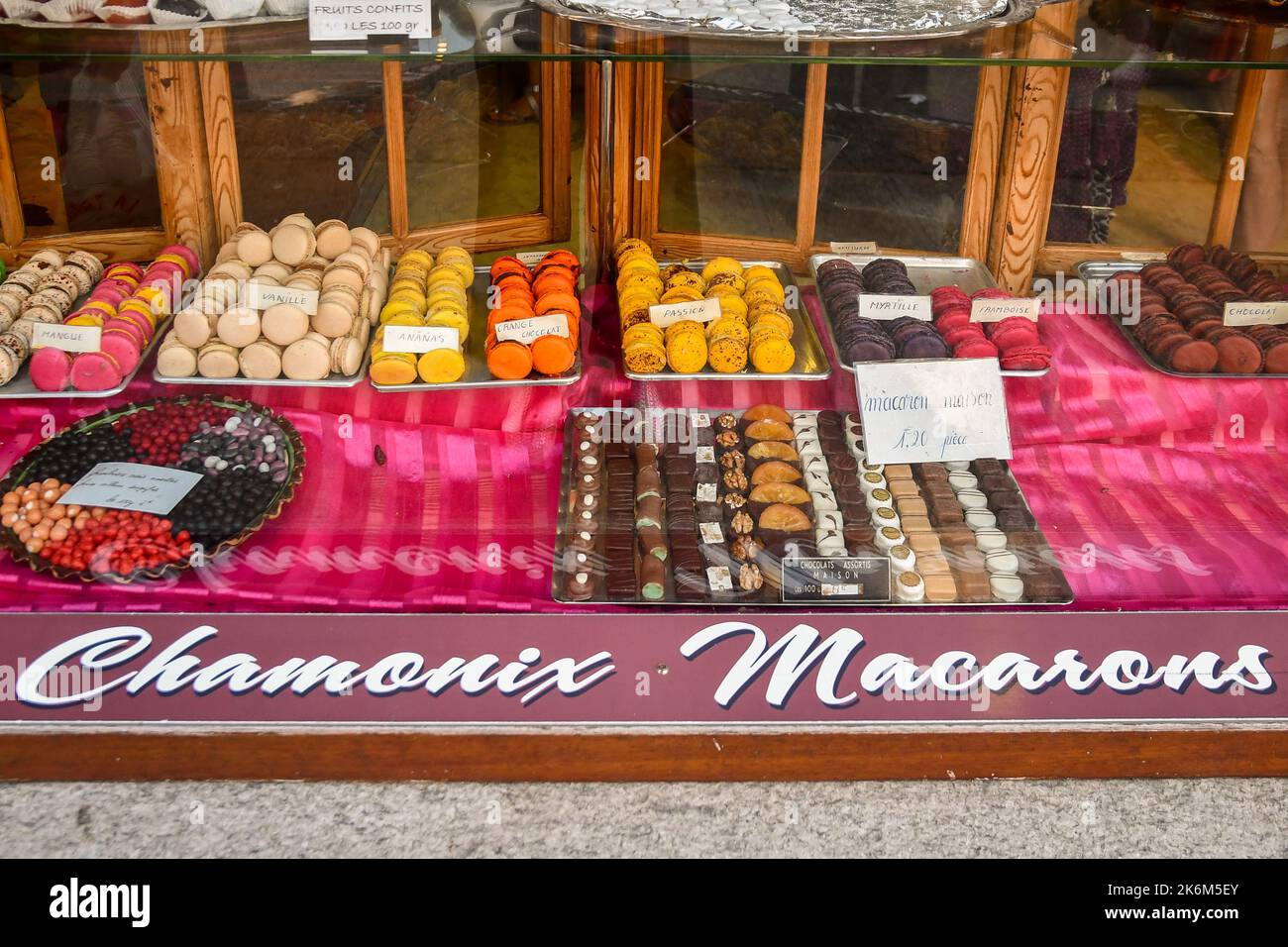 Bakery window france hi-res stock photography and images - Alamy