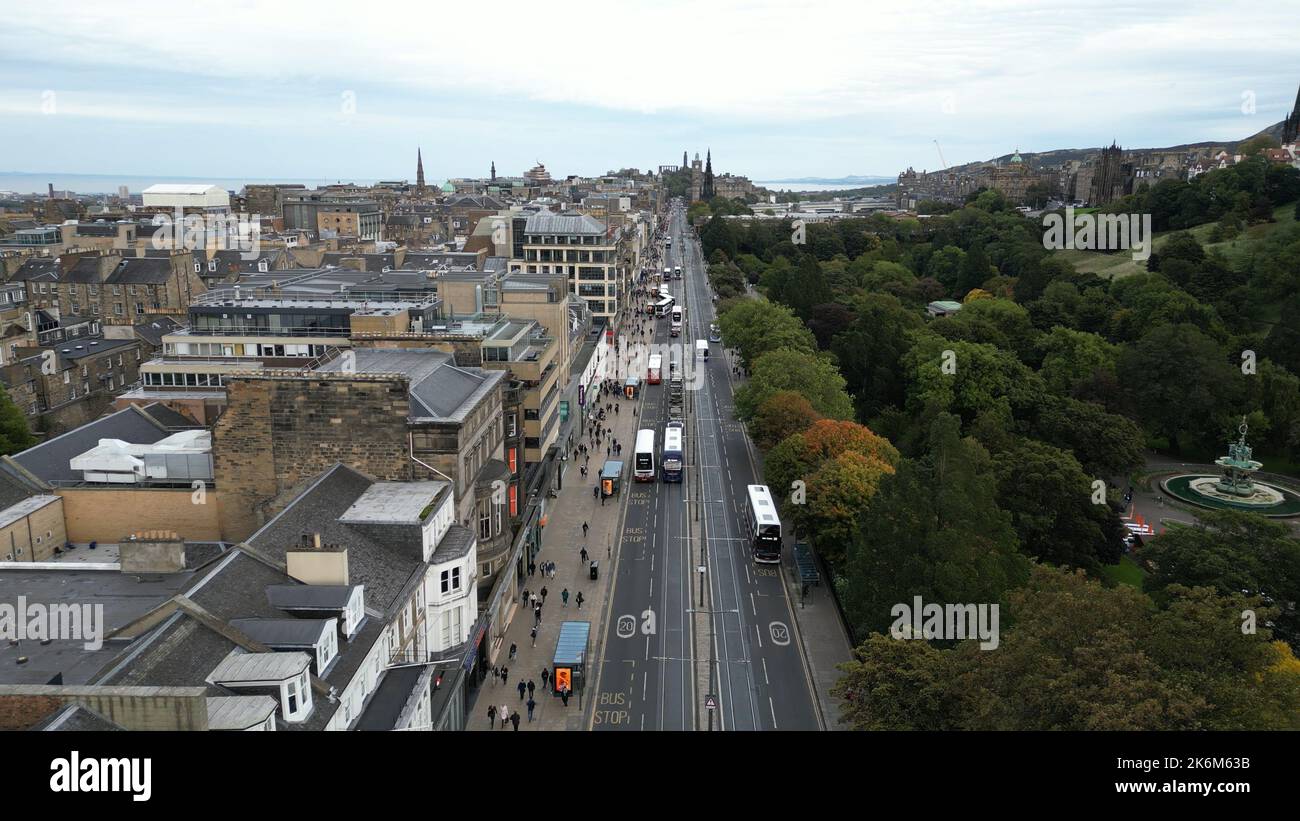 Edinburgh princes street crossing hi-res stock photography and images ...