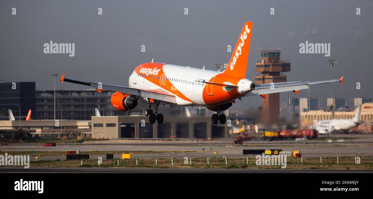 Airline EasyJet plane comes in for a landing in an aeroport El Prat ...