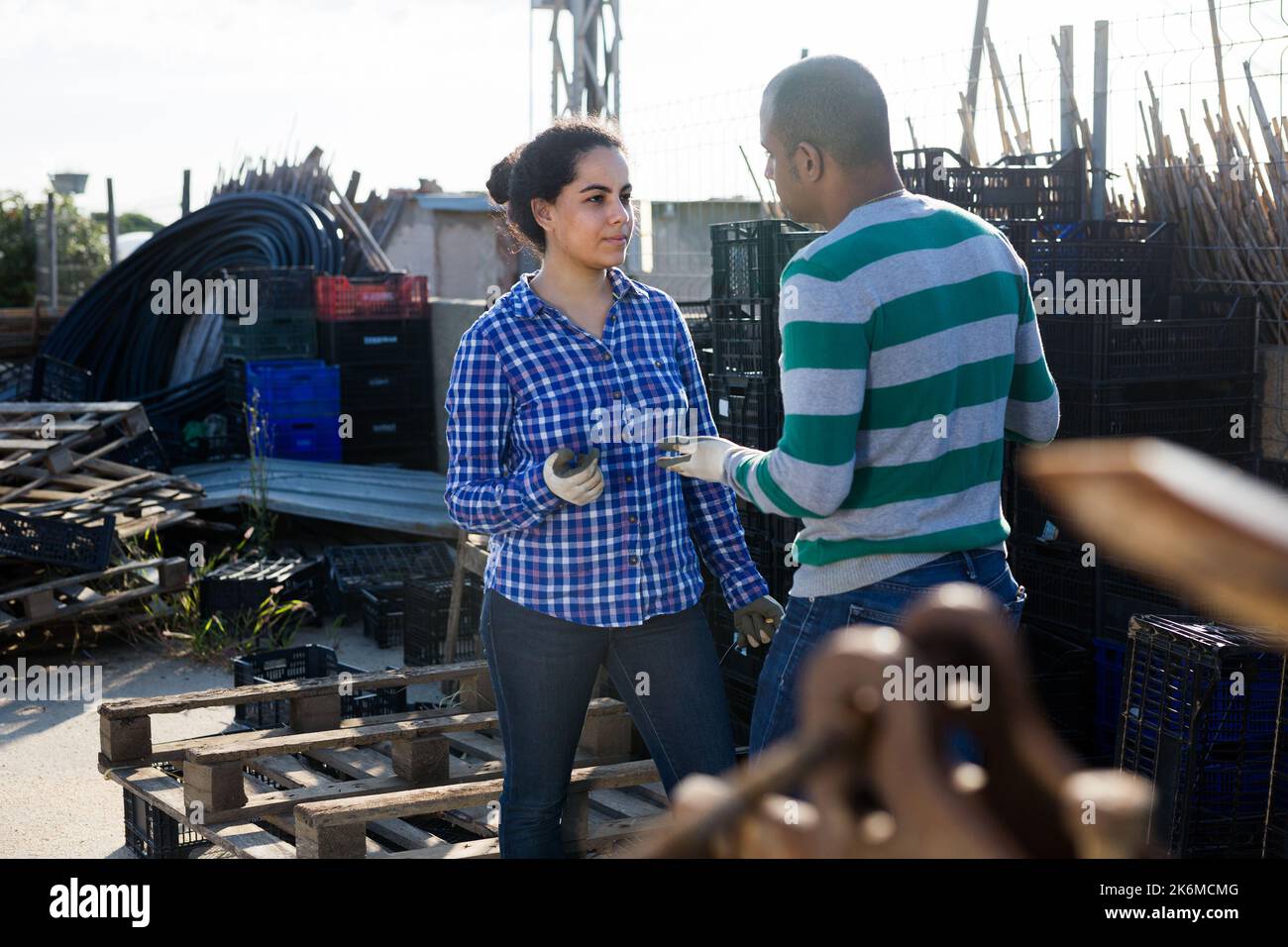 Neighbors talking backyard hi-res stock photography and images - Alamy