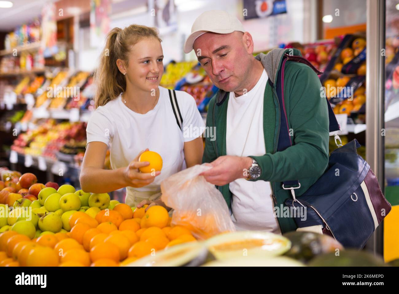 Family packing fruit hi-res stock photography and images - Alamy