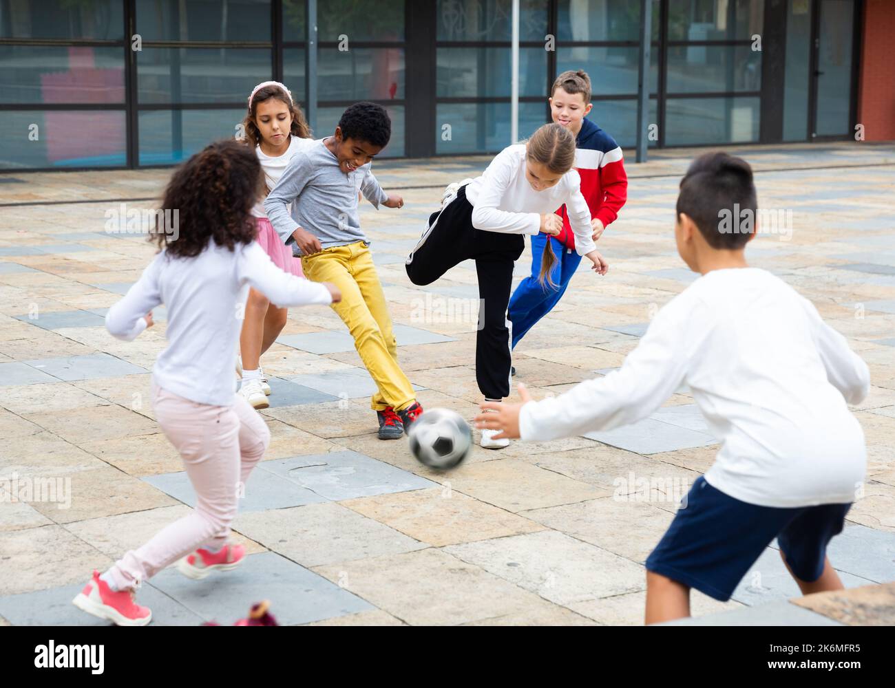 Group of boys socializing hi-res stock photography and images - Alamy