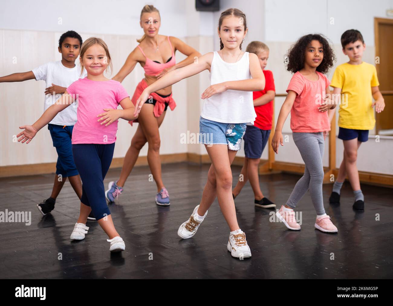 Ethnicity girls dance club hi-res stock photography and images - Alamy