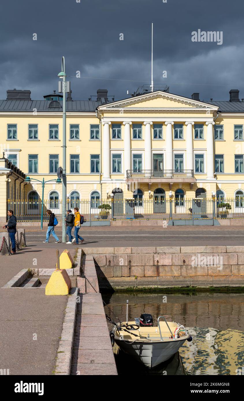 Government palace square helsinki finland hi-res stock photography and ...