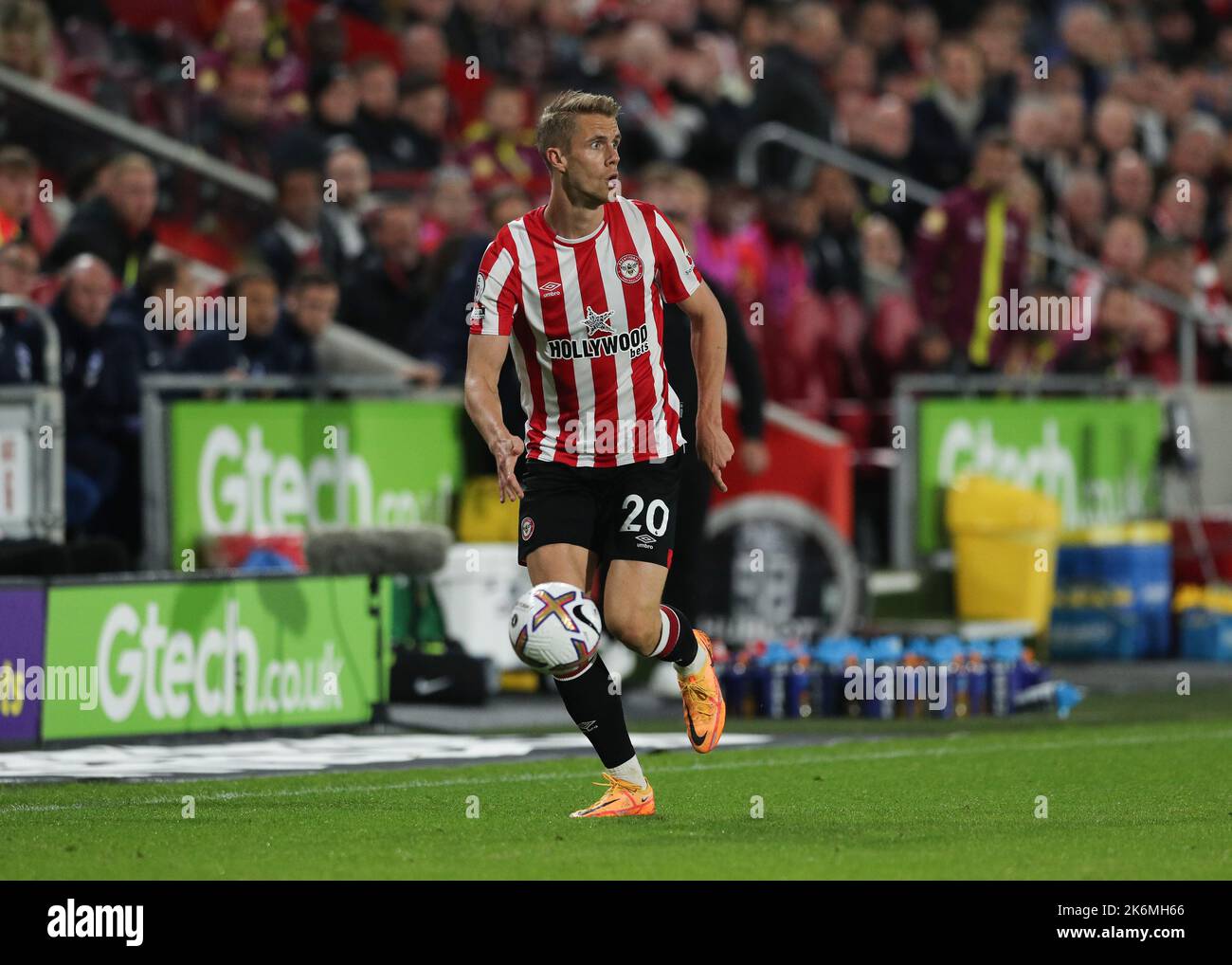 London, UK. 15th Oct, 2022. 14th October 2022; Gtech Community Stadium ...