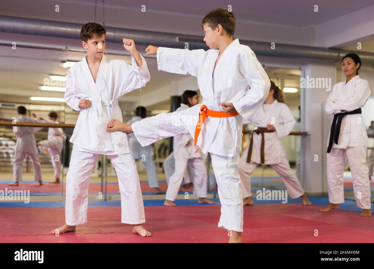 Karate kick class hi-res stock photography and images - Alamy
