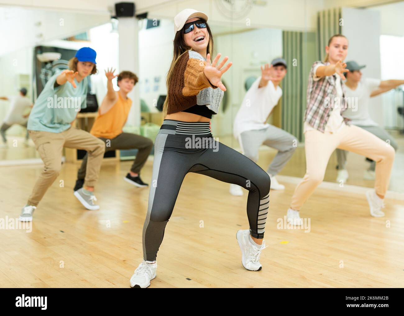 Girl dancing hip hop hi-res stock photography and images - Alamy