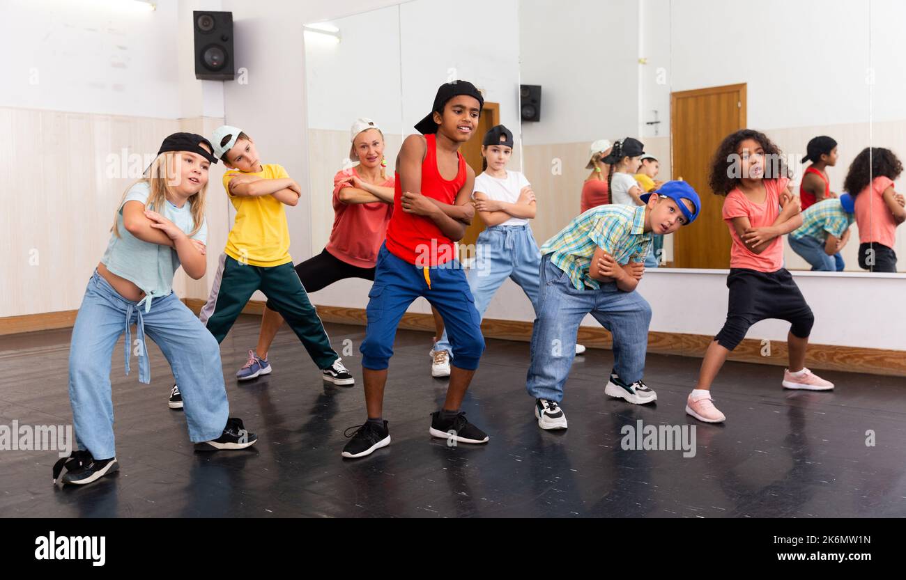 Kids afro dance hi-res stock photography and images - Alamy