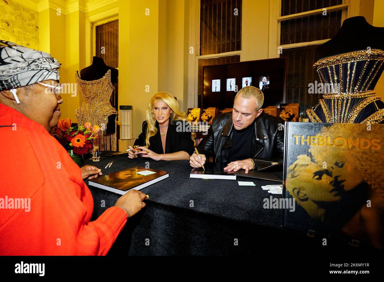 David blond signs book hi-res stock photography and images - Alamy