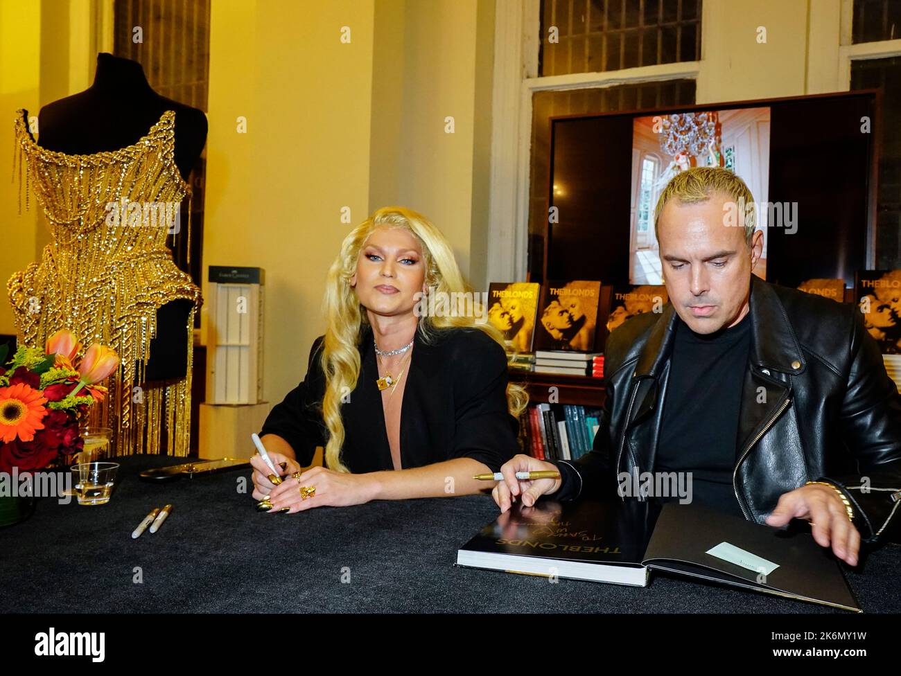 David blond signs book hi-res stock photography and images - Alamy