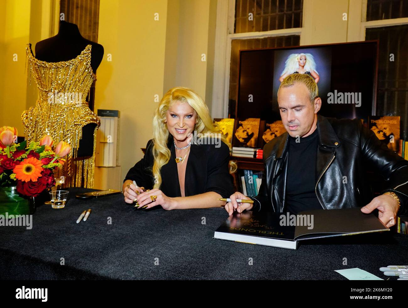 David blond signs hi-res stock photography and images - Alamy