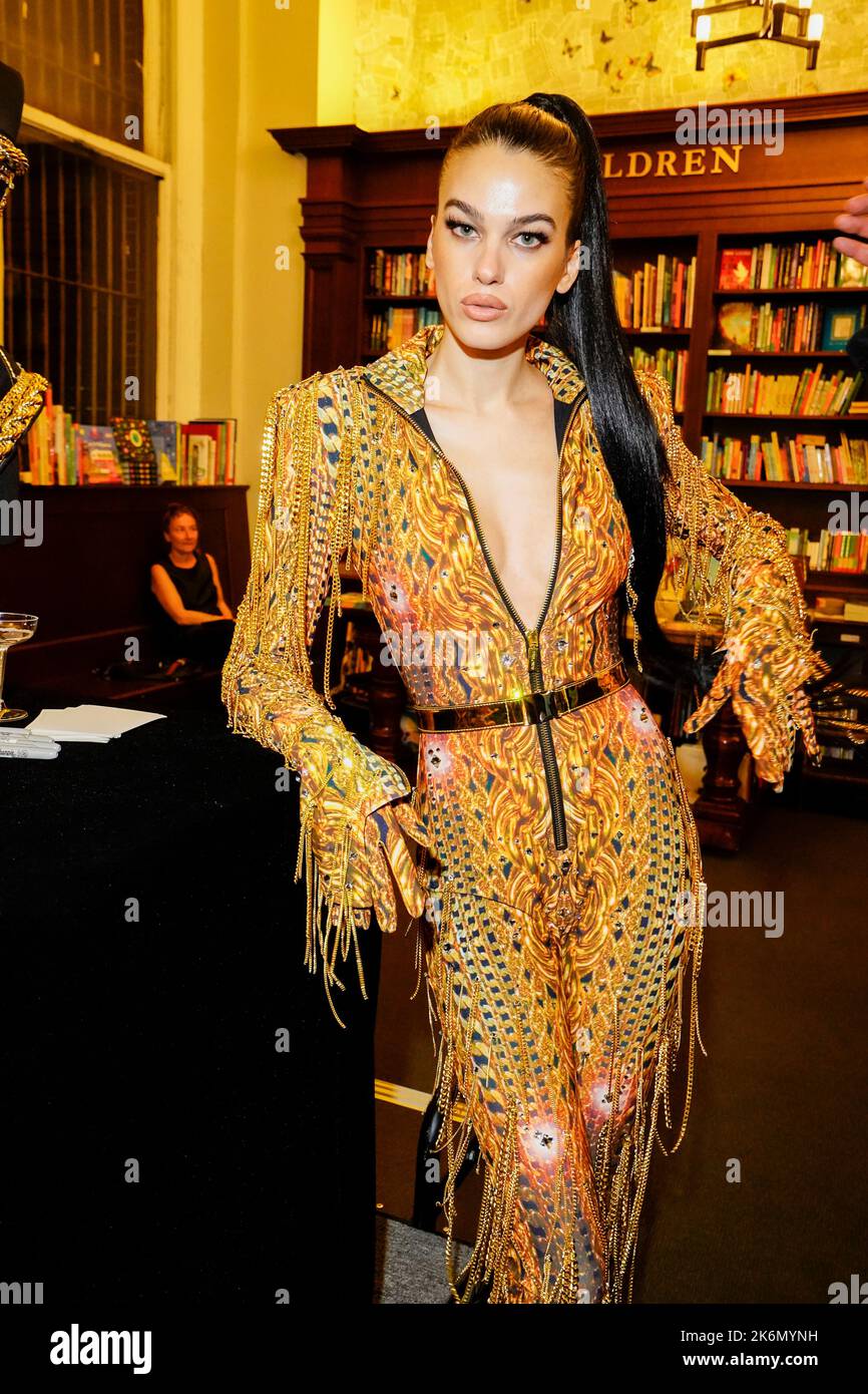 David blond signs book hi-res stock photography and images - Alamy