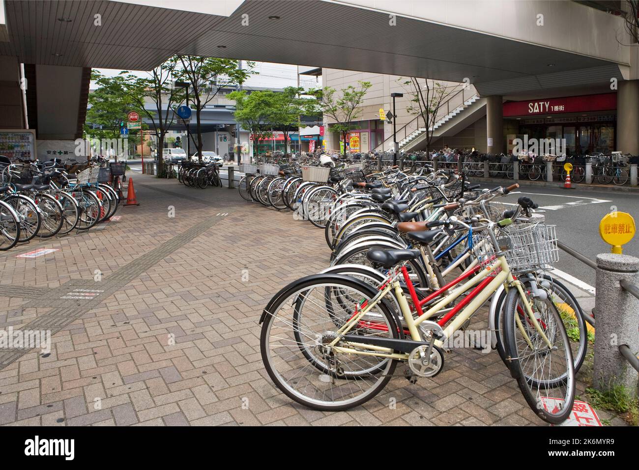 Rows of bicycles train station Tokyo Japan Stock Photo - Alamy