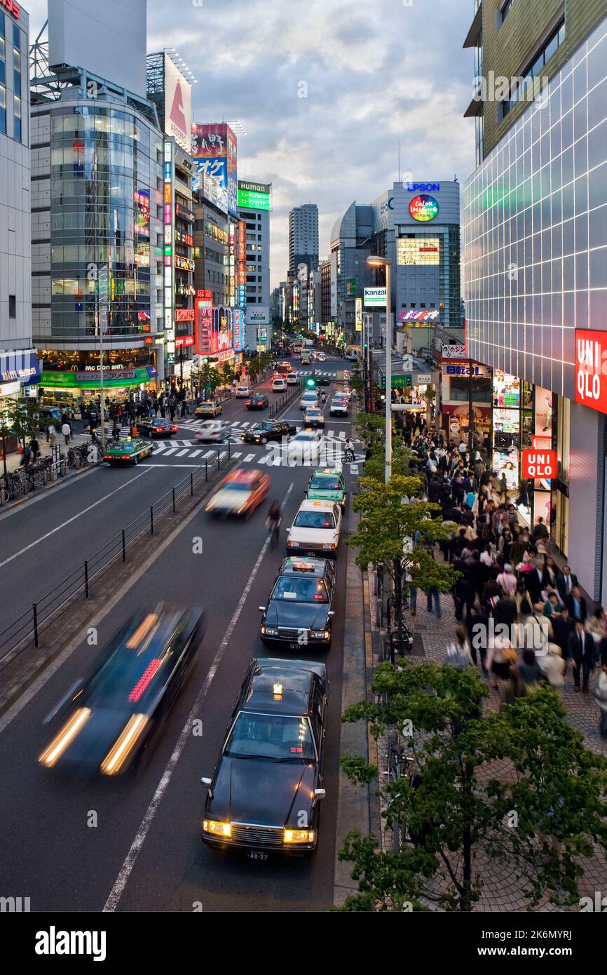 Rush hour dusk Shinjuku Tokyo Japan 2 Stock Photo - Alamy