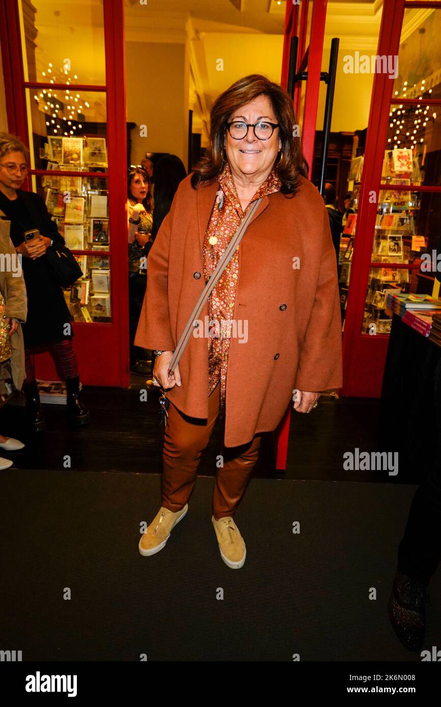 Fern mallis holding book hi-res stock photography and images - Alamy