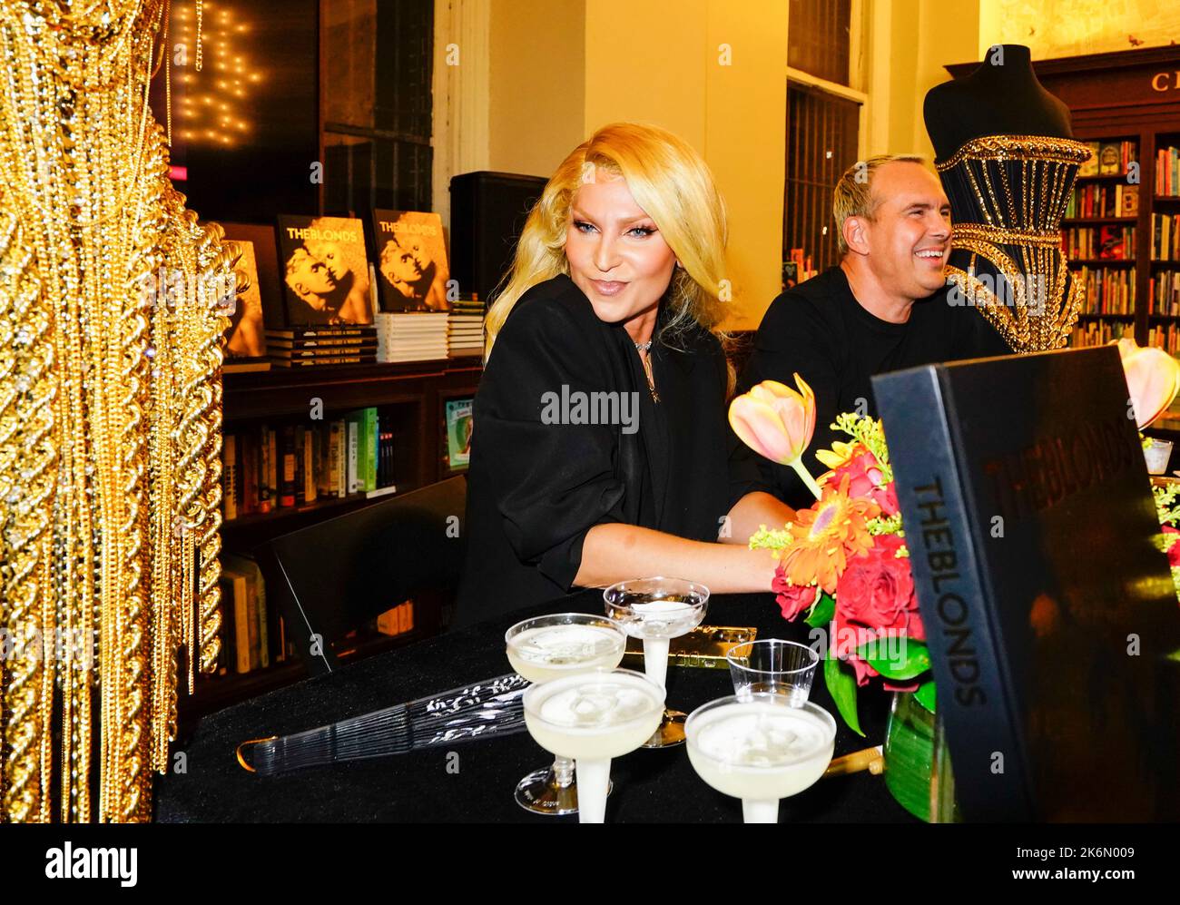 David blond signs book hi-res stock photography and images - Alamy