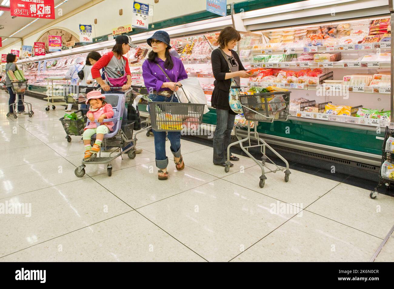 Shoppers supermarket Tokyo Japan Stock Photo - Alamy