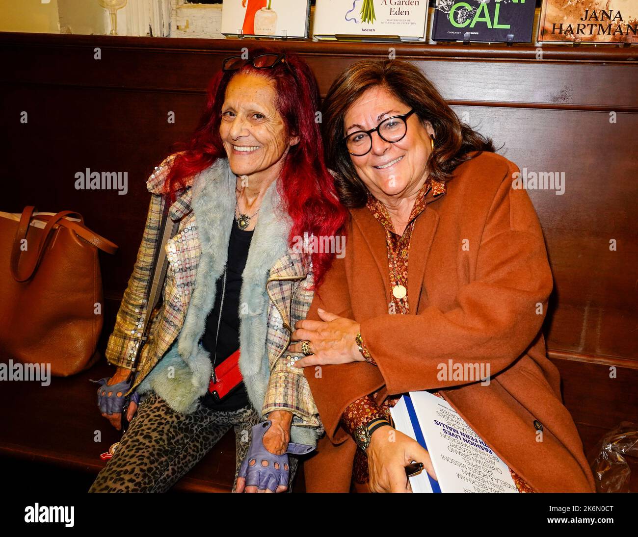 David blond signs book hi-res stock photography and images - Alamy