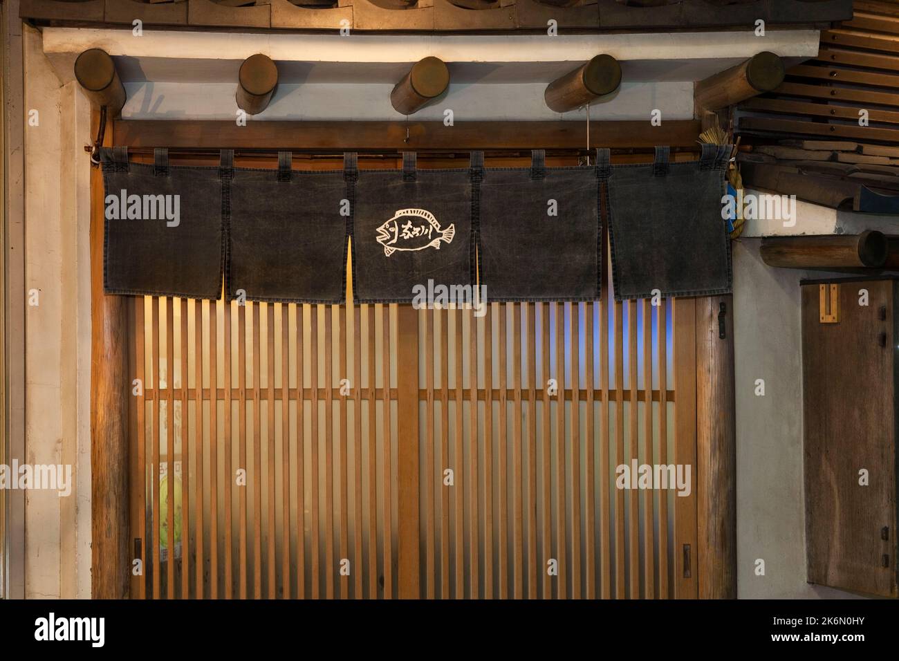 Sliding door to sushi restaurant Kamakkura Japan Stock Photo - Alamy