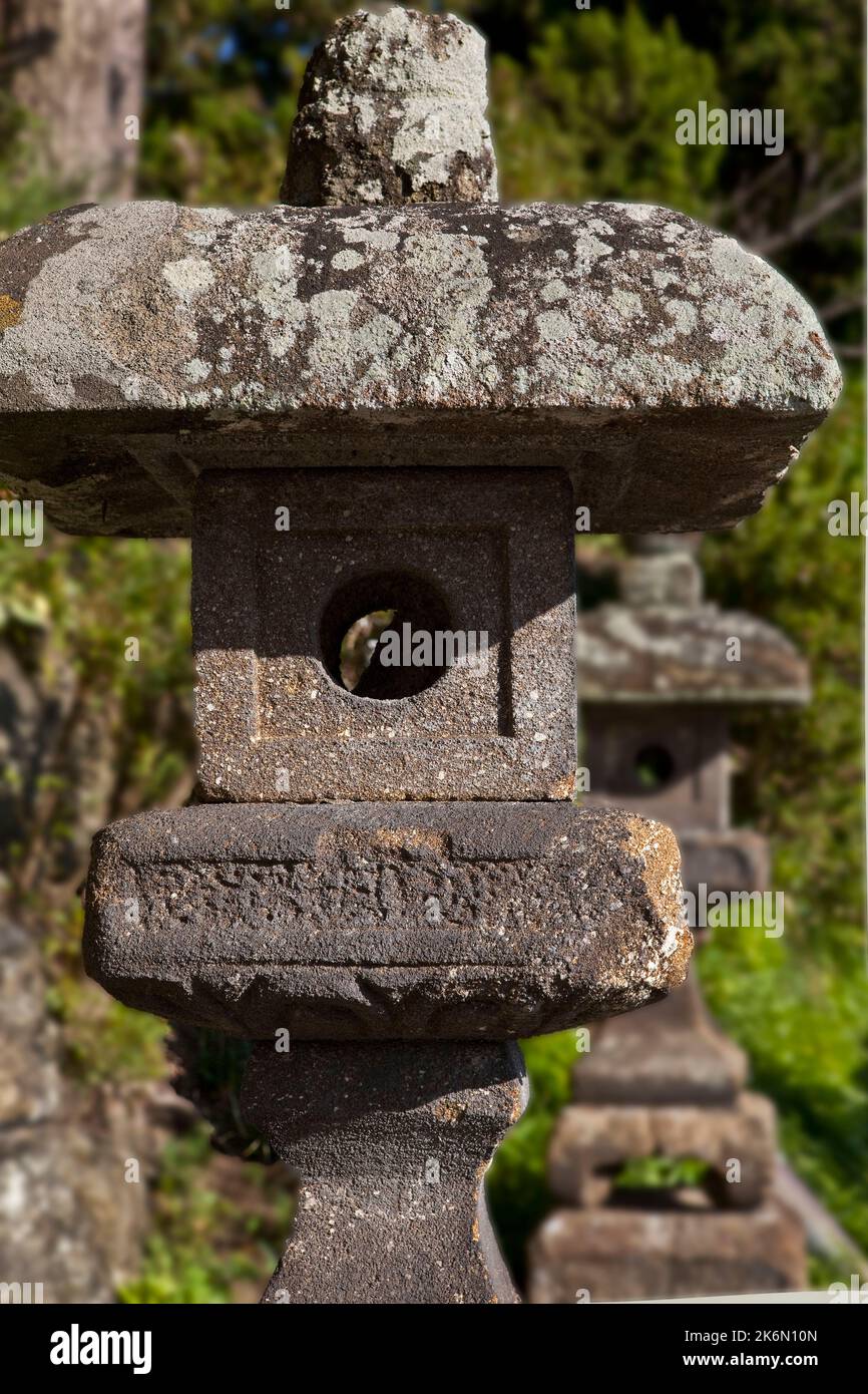 Temple lanterns japan hi-res stock photography and images - Alamy