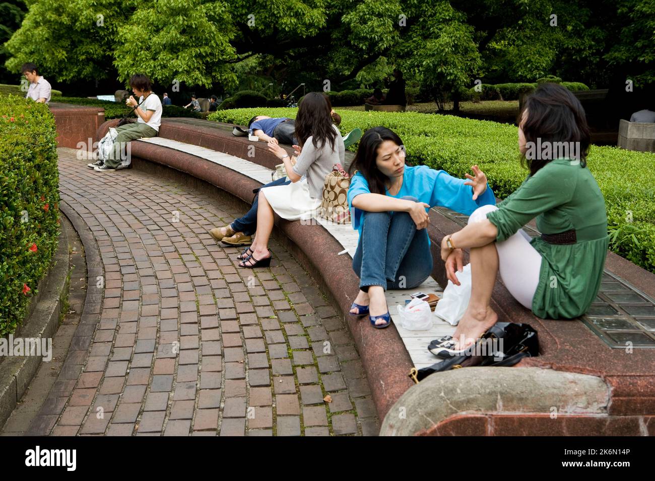Tokyo university students outdoors hi-res stock photography and images ...