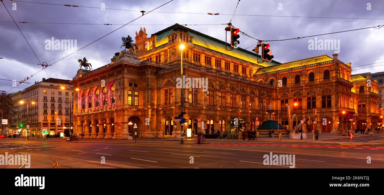 Evening view of the State Opera in city Vienna Stock Photo - Alamy