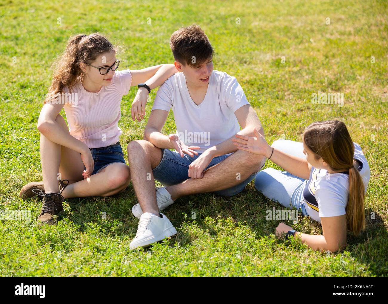 Teen girls socializing hi-res stock photography and images - Alamy