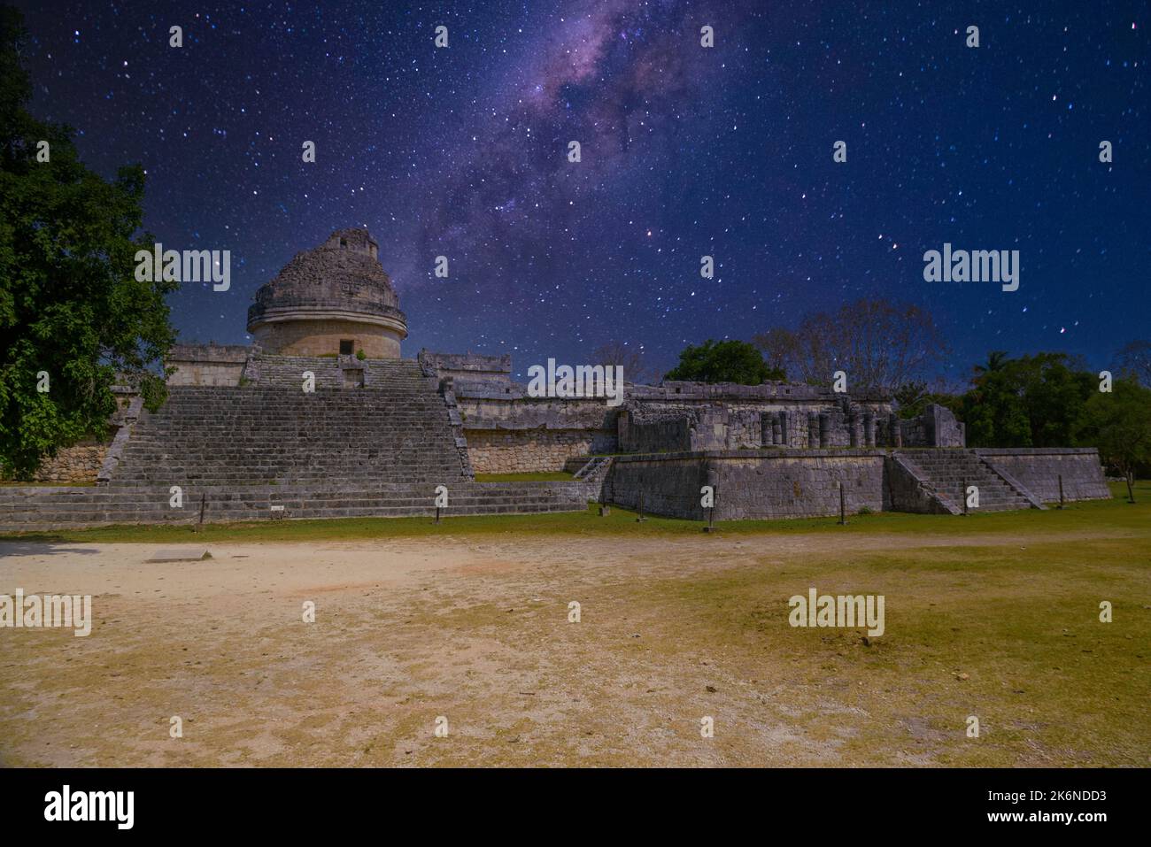 Ruins of El Caracol observatory temple, Chichen Itza, Yucatan, Mexico ...