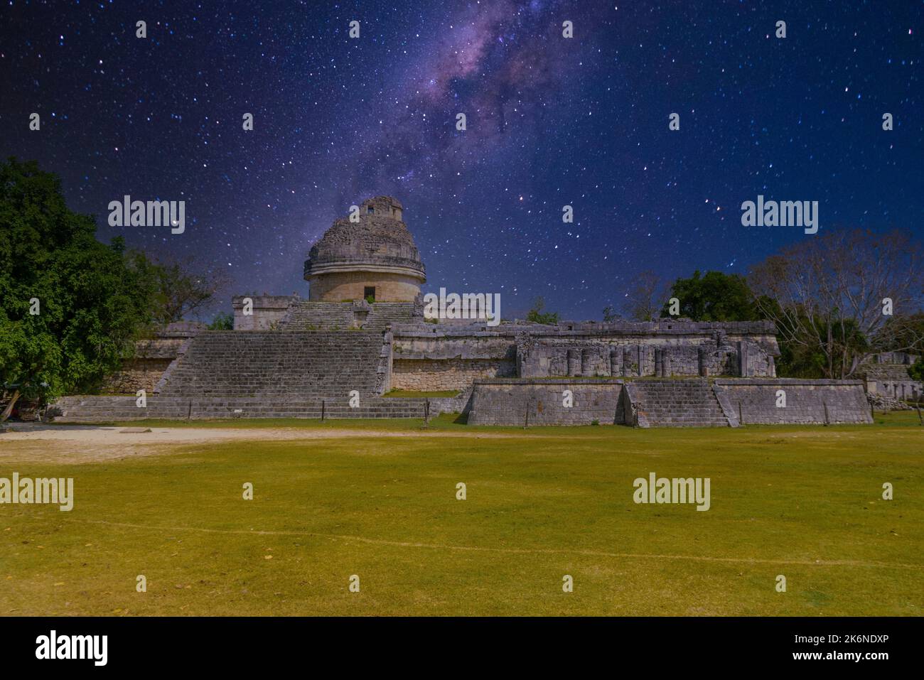 Ruins of El Caracol observatory temple, Chichen Itza, Yucatan, Mexico ...