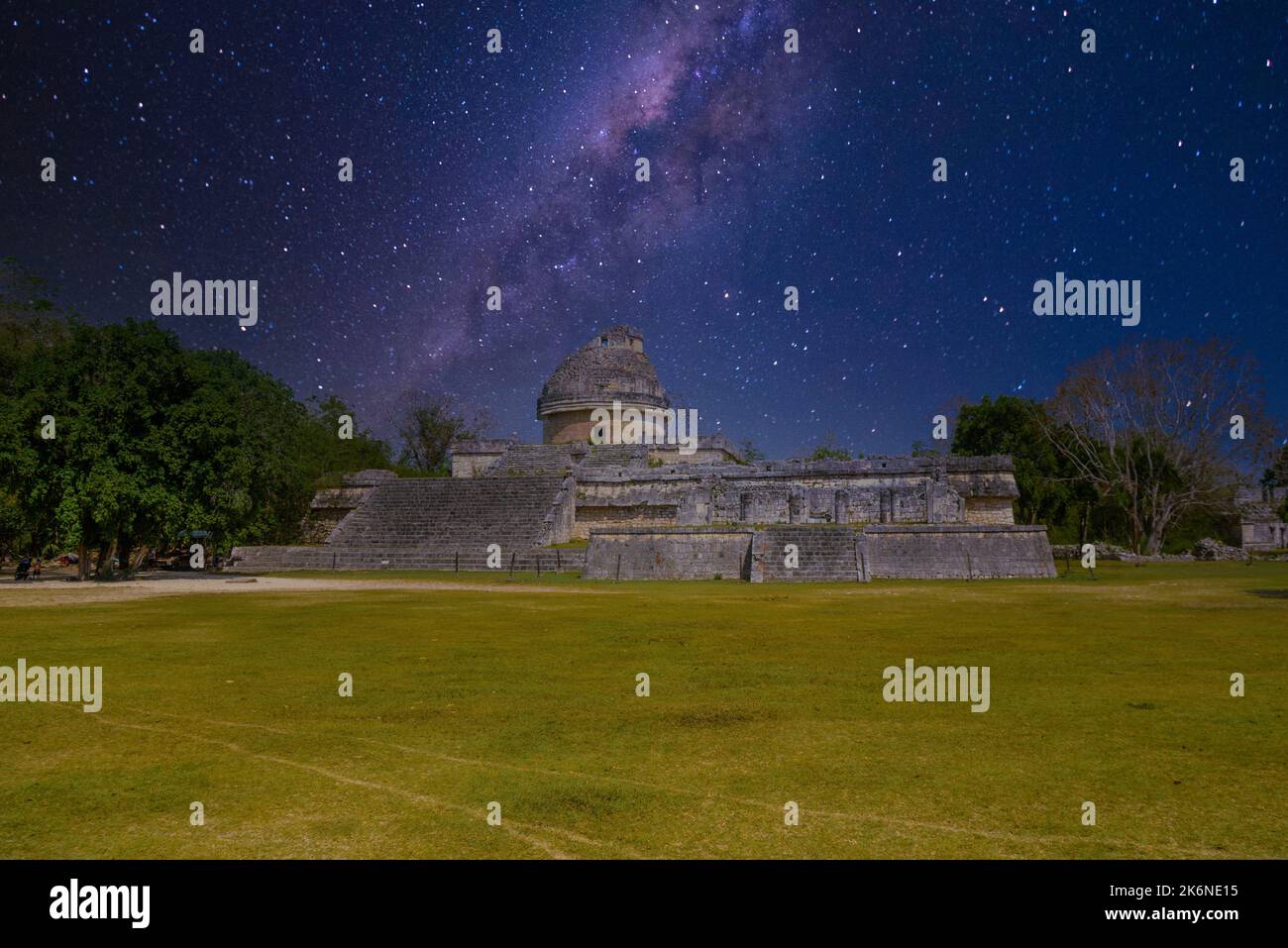 Ruins of El Caracol observatory temple, Chichen Itza, Yucatan, Mexico ...