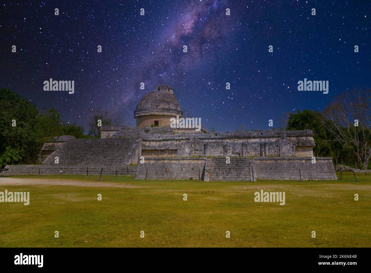 Ruins of El Caracol observatory temple, Chichen Itza, Yucatan, Mexico ...