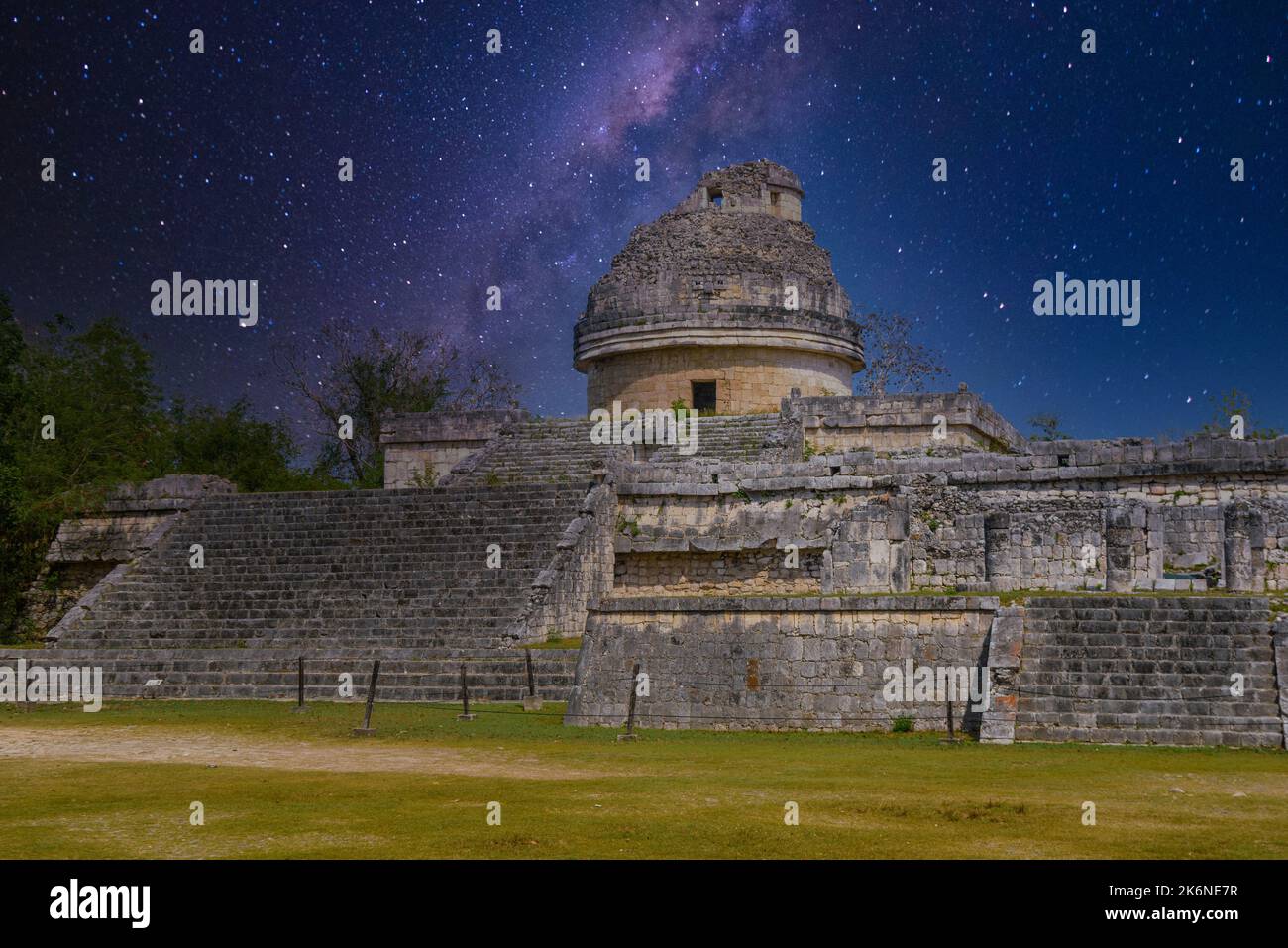 Ruins of El Caracol observatory temple, Chichen Itza, Yucatan, Mexico ...