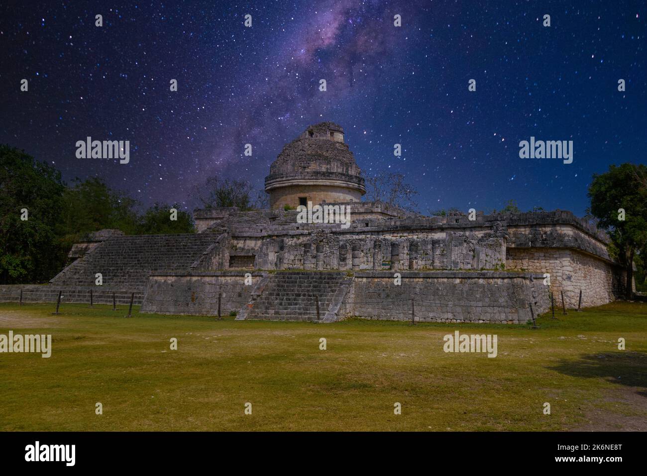 Ruins of El Caracol observatory temple, Chichen Itza, Yucatan, Mexico ...