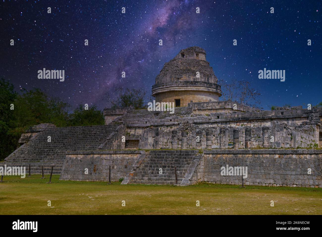 Ruins of El Caracol observatory temple, Chichen Itza, Yucatan, Mexico ...