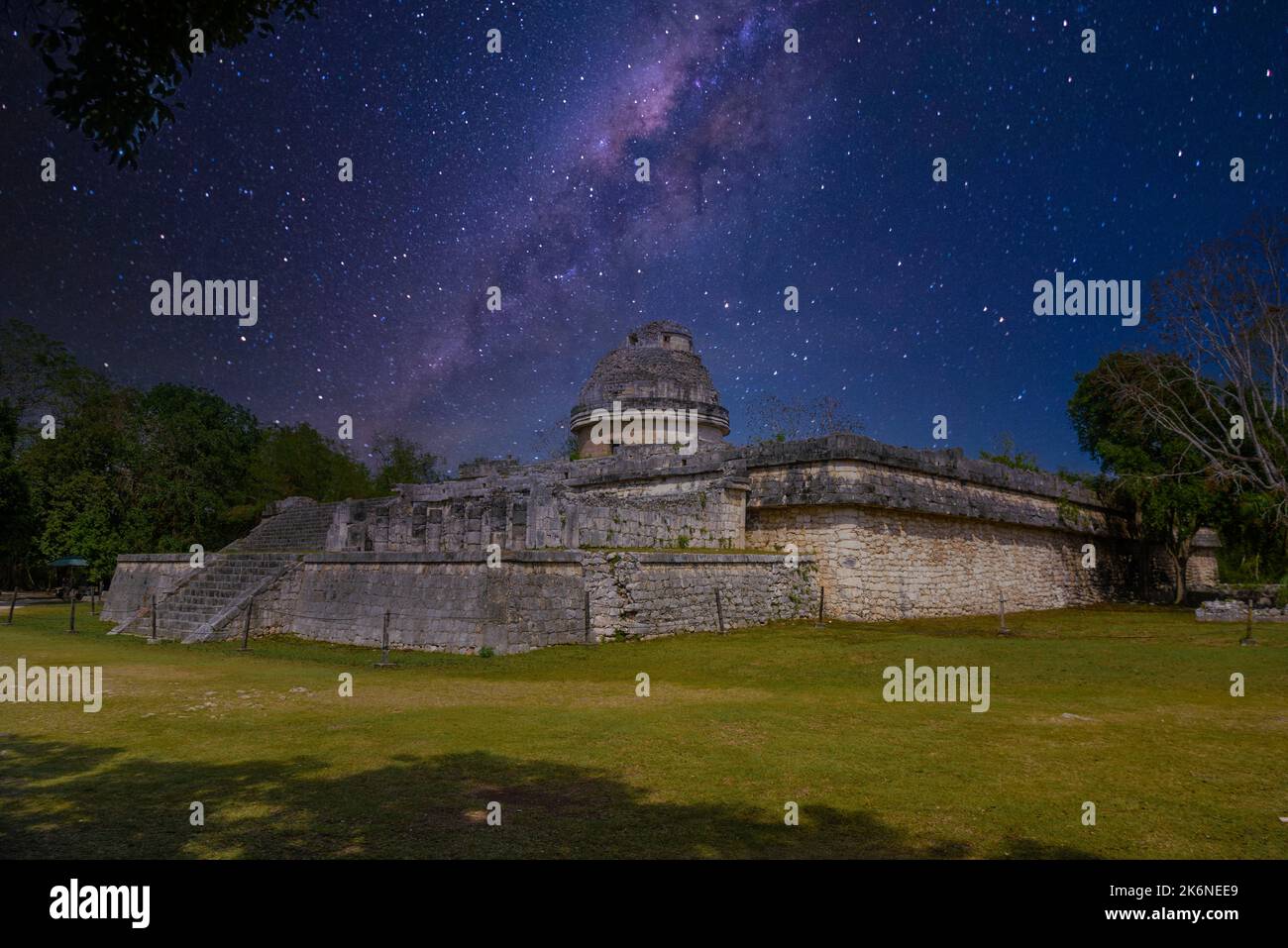 Ruins of El Caracol observatory temple, Chichen Itza, Yucatan, Mexico ...