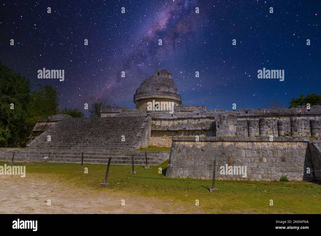 Ruins of El Caracol observatory temple, Chichen Itza, Yucatan, Mexico ...