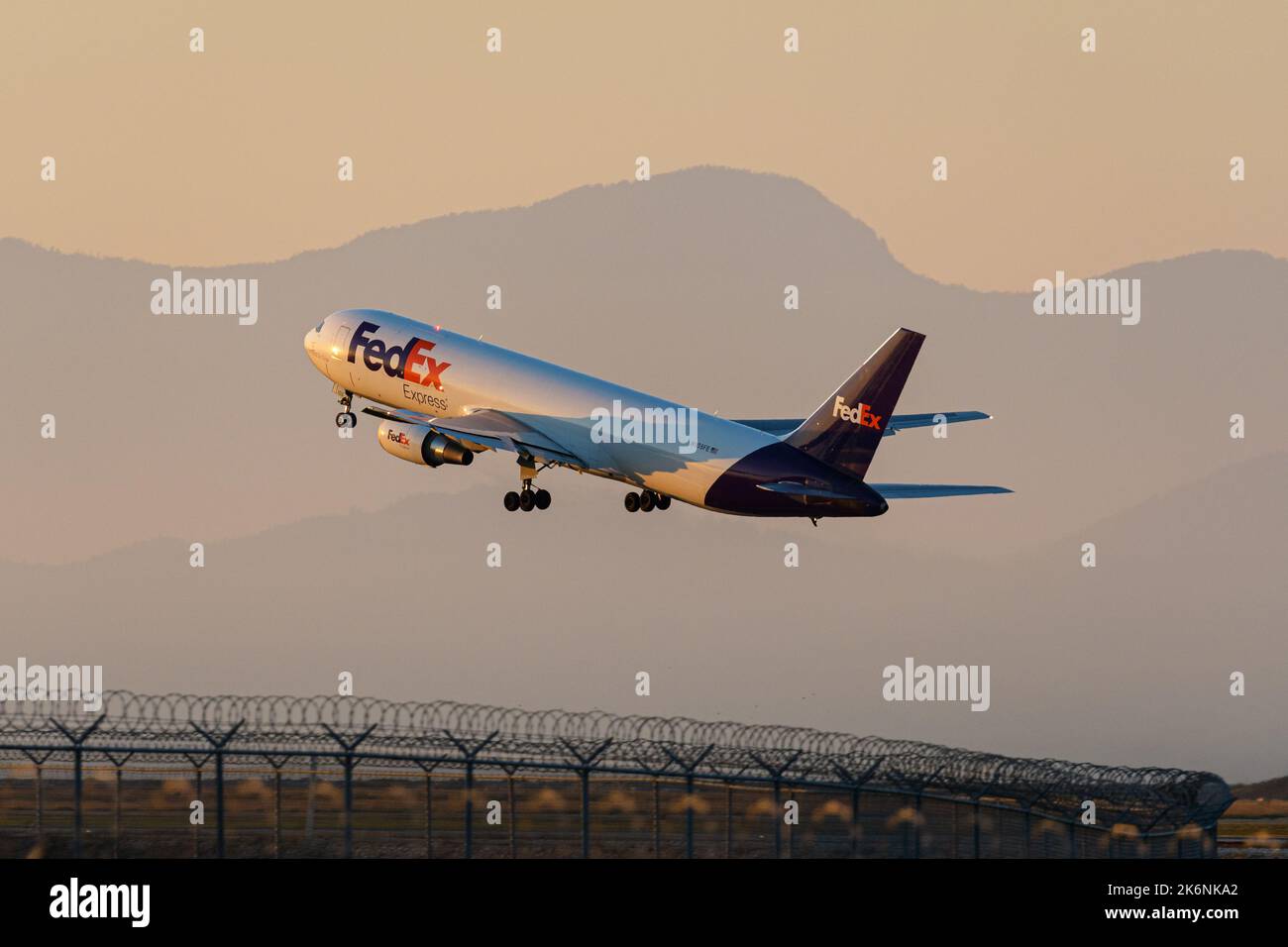 Avion fedex hi-res stock photography and images - Alamy
