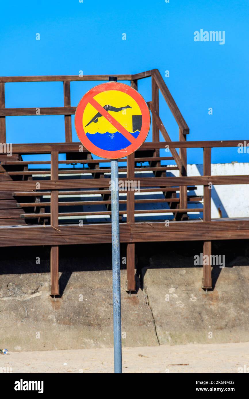 Red warning sign no diving hi-res stock photography and images - Alamy