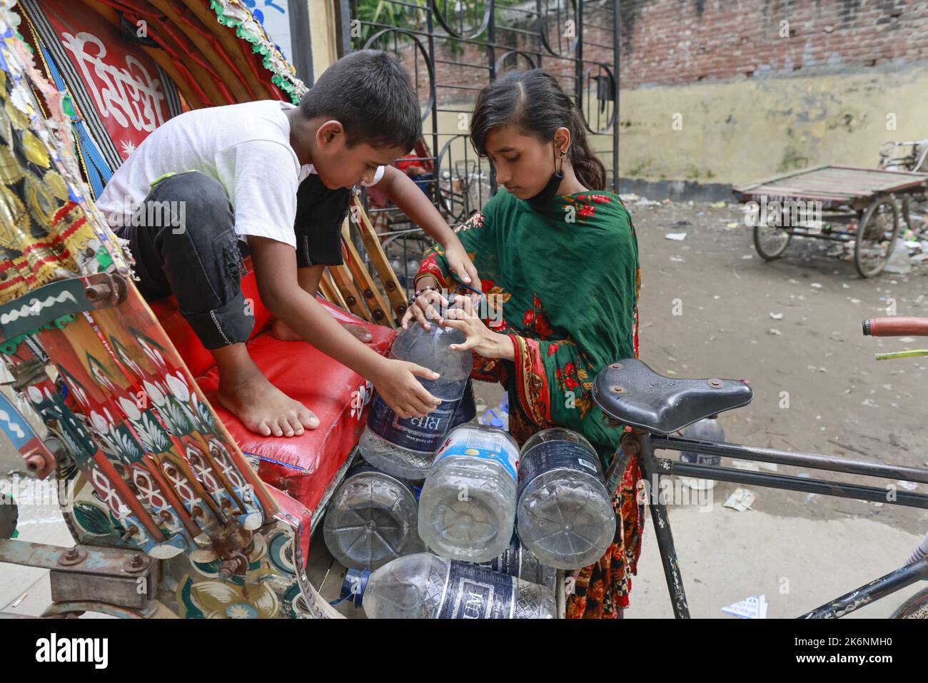 dhaka-bangladesh-14th-oct-2022-people-collect-water-from-a-water