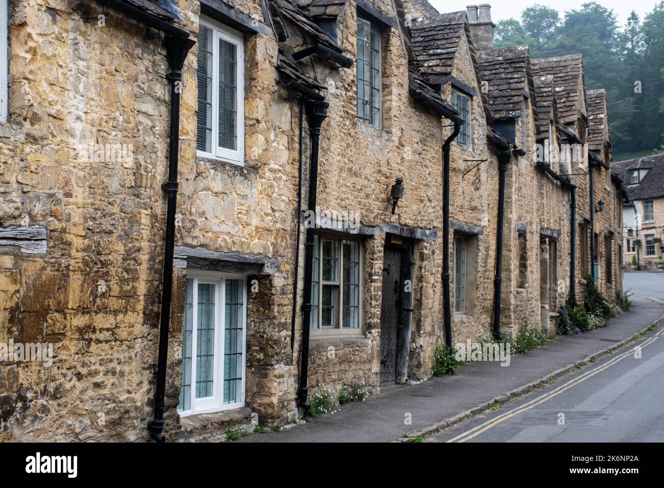Row of traditional english cottages Stock Photo - Alamy